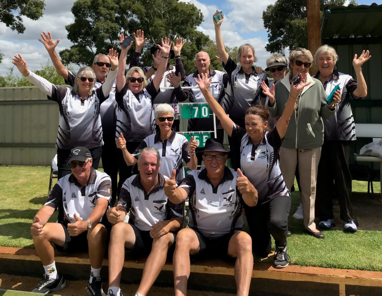 Castlemaine bowlers celebrate Midweek Pennant victory | Castlemaine Mail