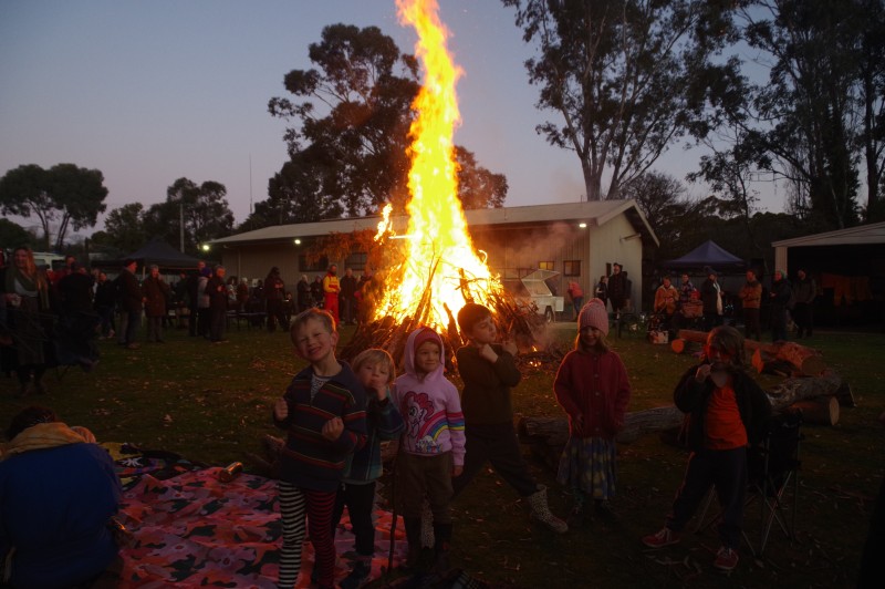 Chewton community gathers | Castlemaine Mail